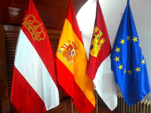 Ya ondea en la fachada del edificio consistorial la bandera del ...